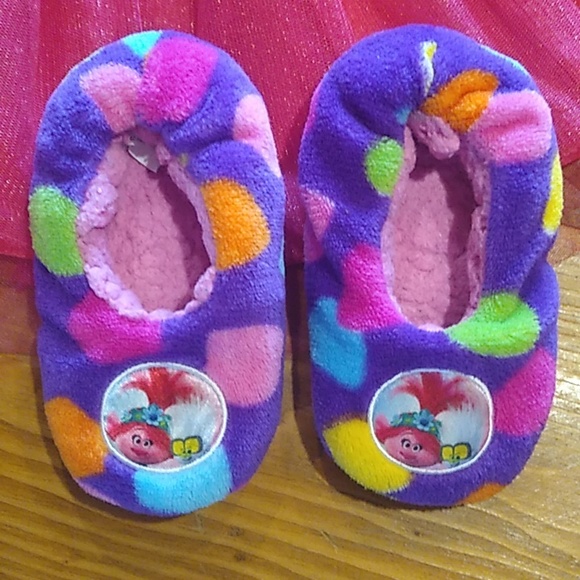 Trolls 2 | Shoes | Trolls 2 Fuzzy Slippers Girls Sz S M Purple Pink ...